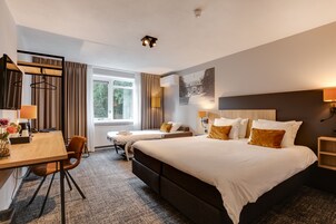 Quarto casal, 1 cama King e sofá-cama (3 Persons) | Cofres nos quartos, escrivaninha, cortinas blackout