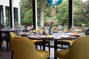 Serviço de café da manhã, culinária internacional, vistas para o jardim 