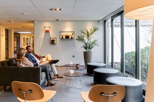 Área de estar no saguão