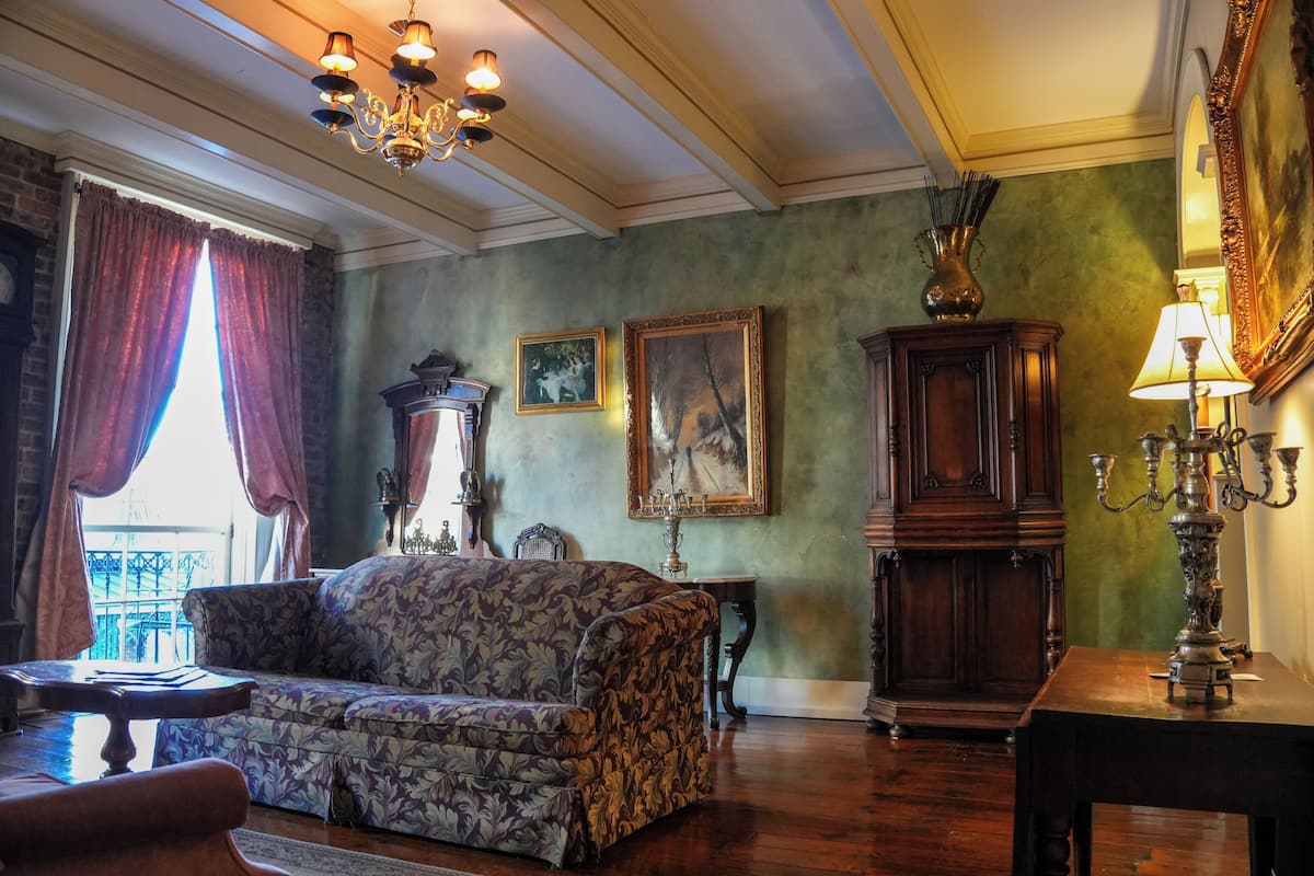 Suíte estúdio superior, 2 camas Queen, vista para a cidade | Área de estar | TV de tela plana 32 polegadas com canais a cabo, TV