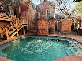 Piscina exterior, espreguiçadeiras 