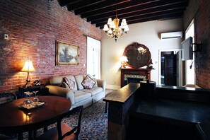 Two Bedroom Suite | Área de estar | TV de tela plana 32 polegadas com canais a cabo, TV