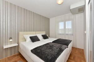 Secretária, Wi-fi grátis, roupa de cama fornecida 