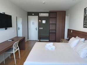 Frigobar, cofres nos quartos, ferros/tábuas de passar roupa