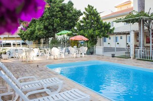 Piscina externa, espreguiçadeiras