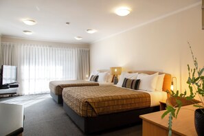 Quarto Twin Deluxe, banheira de hidromassagem | Cofre no quarto, com mobília individualizada, secretária 