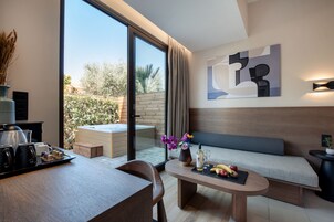 Quarto Duplo Superior, banheira de hidromassagem grande | Secretária, cortinas/cortinados opacos, ferro/tábua de engomar 