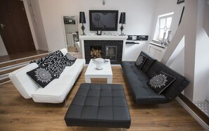 Apartamento, 2 quartos | Área de estar | TV LED, lareira, DVD player