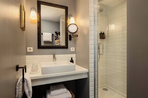 Quarto luxo (Chambre L) | Banheiro | Chuveiro, produtos de toalete biodegradáveis, secador de cabelo 