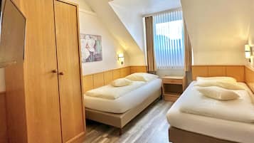 Quarto Duplo Standard | Cofre no quarto, secretária, cortinas/cortinados opacos