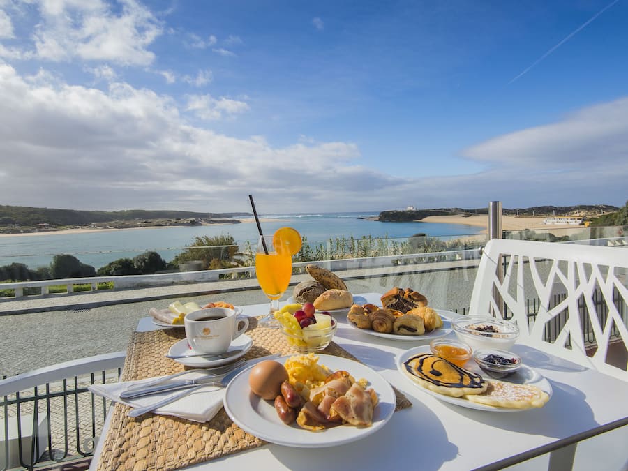 Café da manhã com buffet todos os dias (EUR 13 por pessoa)