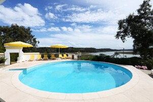 Piscina externa, guarda-sóis, espreguiçadeiras