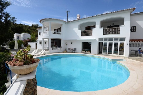 Piscina externa, guarda-sóis, espreguiçadeiras