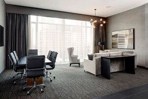 Suite, 1 cama king-size, acessível (Roll-In Shower) | Camas de colchão pillowtop, cofre com capacidade para portátil 