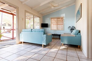 Cabana de Madeira Standard, 1 quarto | Sala de estar | Televisor LCD, leitor de DVD 