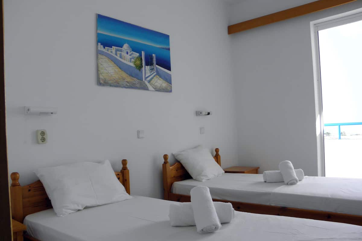 Quarto Standard, vista para o pátio | Cortinas/cortinados opacos, ferro/tábua de engomar