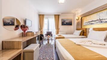 Roupa de alta qualidade, cofre no quarto, secretária