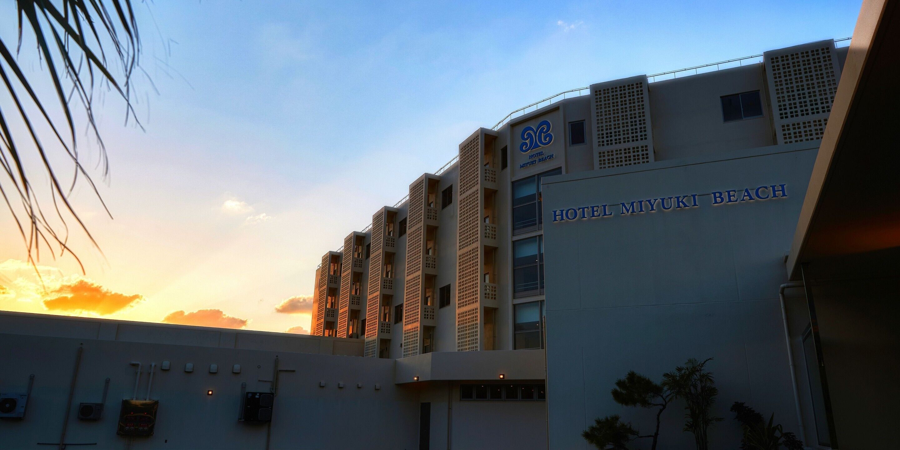 Edifício de hotel com vários andares e varandas, chamado "Hotel Miyuki Beach".