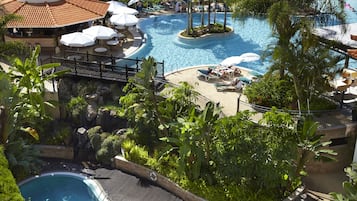 2 piscinas internas, 2 piscinas externas