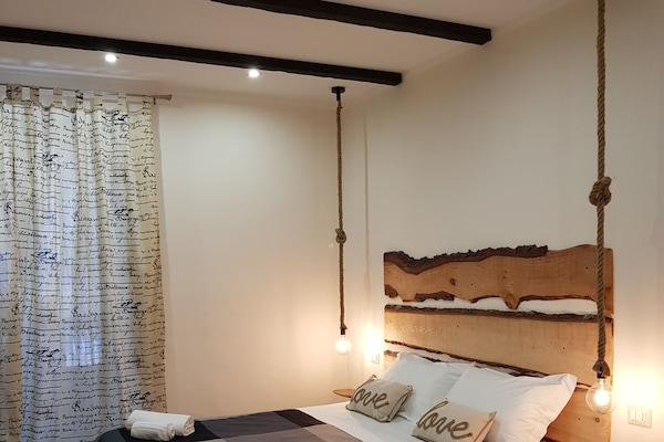 Secretária, cortinas/cortinados opacos, camas desdobráveis