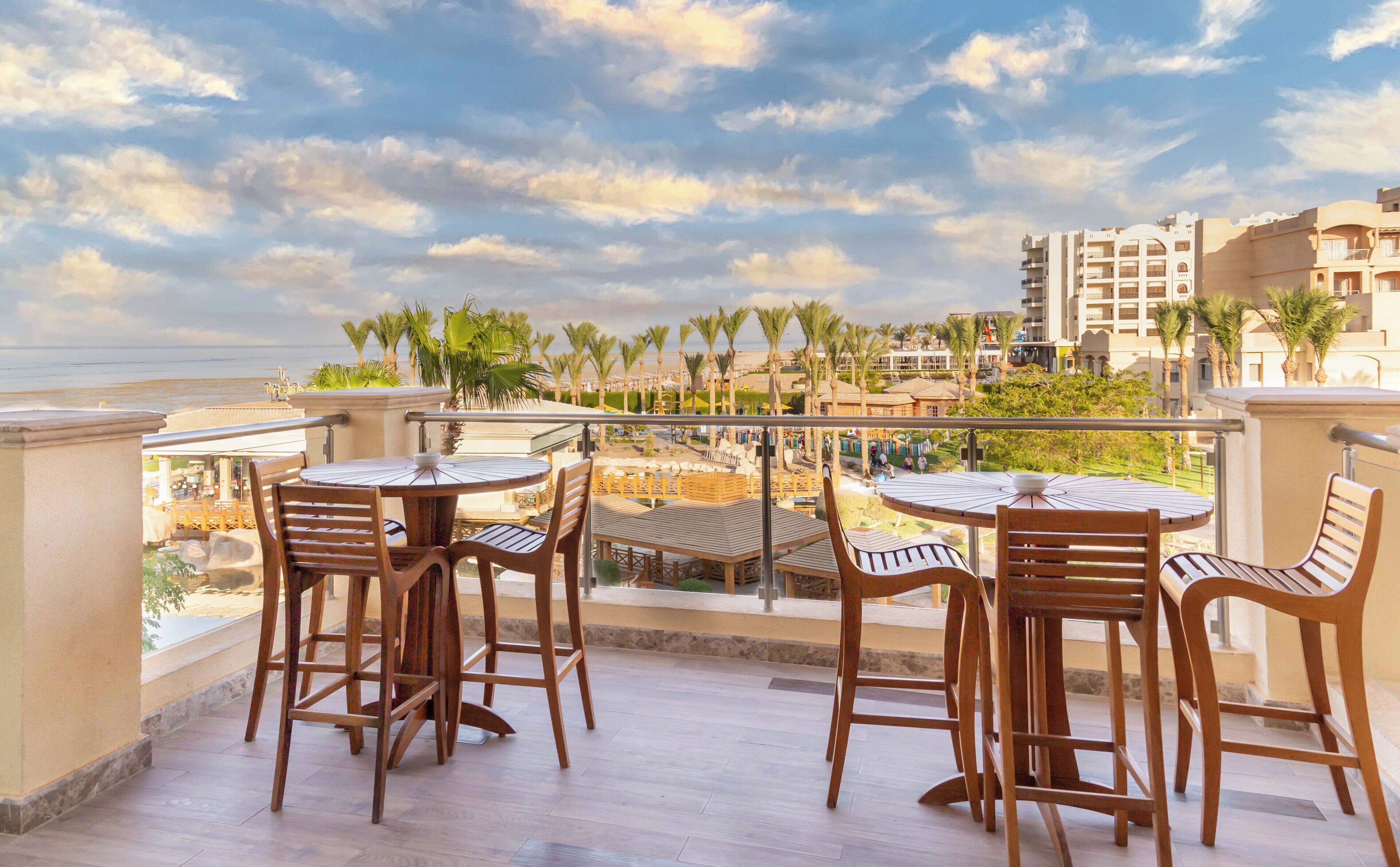 6 bares/lounges, um bar junto à piscina, um bar de praia 