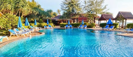 Piscina exterior, espreguiçadeiras