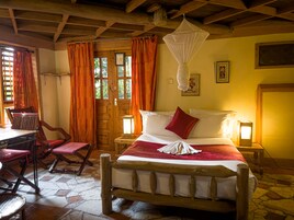 Casa de campo luxo, 1 quarto | Edredons de pluma, cofres nos quartos, espaço de trabalho para notebook