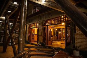 Um edifício rústico com uma placa que diz 'Forest Cottages'.