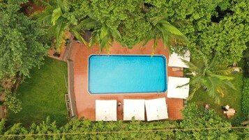 Piscina externa, funciona das 8h às 19h, guarda-sóis, espreguiçadeiras