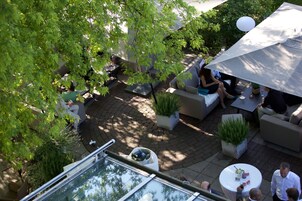 Jantares servidos, cozinha internacional, com vista para o jardim 