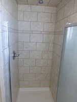 Quarto, 2 camas queen-size | Duche na casa de banho