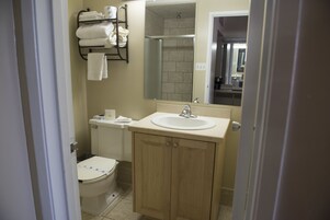 Uma combinação polibã/banheira, um secador de cabelo (mediante pedido) 