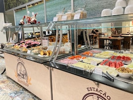 Café da manhã com buffet grátis todos os dias