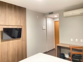 Frigobar, escrivaninha, Wi-Fi de cortesia, roupa de cama