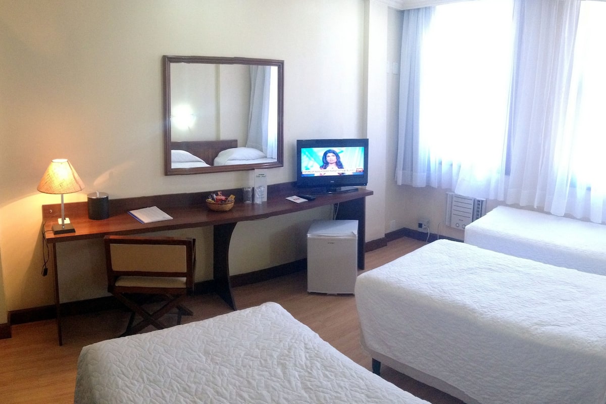 Quarto Triplo Deluxe | Minibar, cofre no quarto, secretária