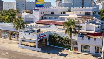 Um hotel com fachada que lembra um castelo, piscina e placa com a inscrição Splash Inn.
