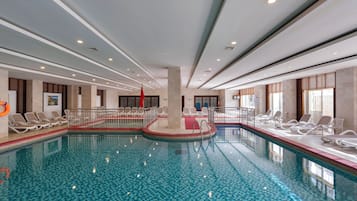 Piscina interior, 2 piscinas exteriores, guarda-sóis, espreguiçadeiras