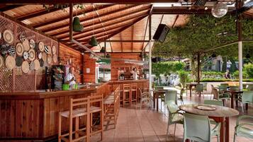 3 bares/lounges, bar ao lado da piscina, bar na praia
