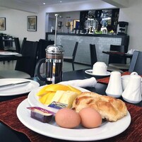 Pequenos-almoços, almoços, jantares servidos, cozinha internacional 