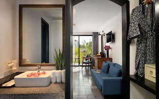 Quarto Triplo de Luxo | Casa de banho | Um polibã, artigos de higiene pessoal grátis, um secador de cabelo 