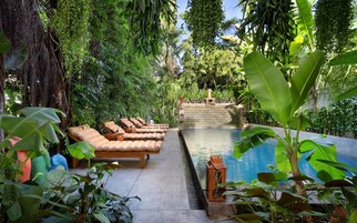 Piscina interna, piscina externa, espreguiçadeiras