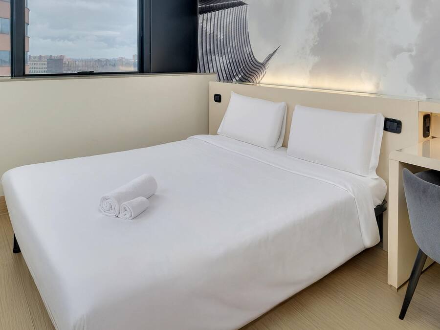 Edredões de penas, cofre no quarto, secretária