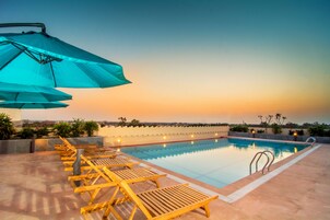 Piscina exterior, guarda-sóis 