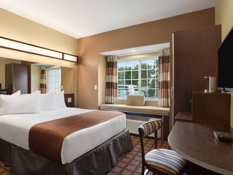 Secretária, ferro/tábua de engomar, berços/camas para crianças grátis