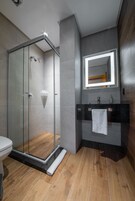 Chuveiro, chuveiro com efeito de chuva, secador de cabelo 