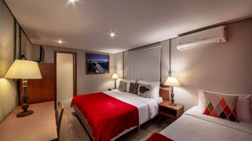 Quarto casal econômico | Roupas de cama antialérgicas, cofres nos quartos, escrivaninha