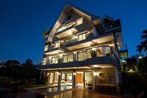 Fachada da propriedade à noite