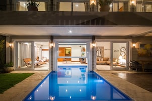 Piscina interna, piscina externa, guarda-sóis, espreguiçadeiras