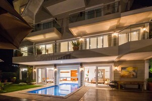 Fachada da propriedade à noite