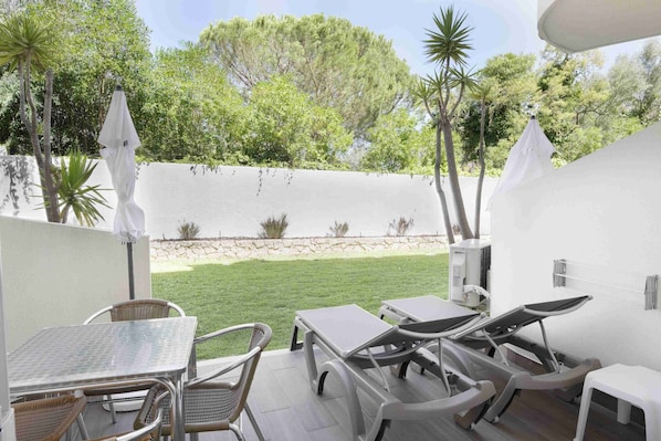 Apartamento premium, 1 quarto, acesso à piscina, no jardim | Vista para o jardim